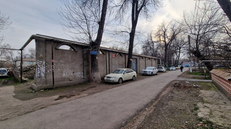 Нотурар жой бино сотилади. Куп каватли турар жой курилишига кулай жой.