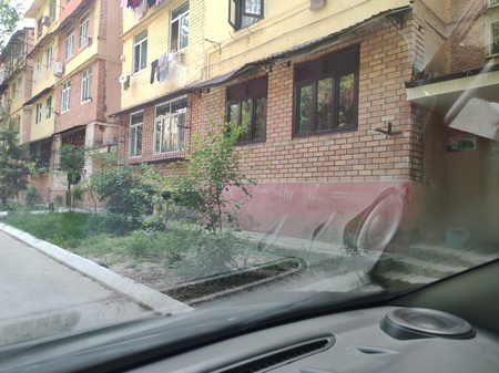 Chilonzor 20 kvartal 200 Maktab oldida 2/1/4 sotiladi ozimi uyim