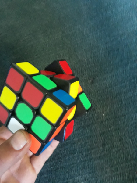 Kubik rubik juda silliq aylanadi