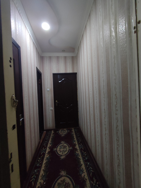 Chilonzor 20 kvartal 200 Maktab oldida 2/1/4 sotiladi ozimi uyim
