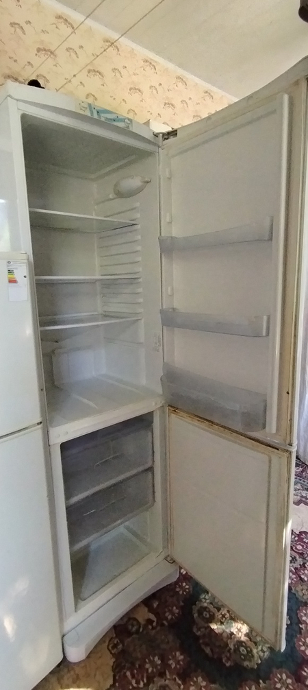 Продаётся холодильник Indeait