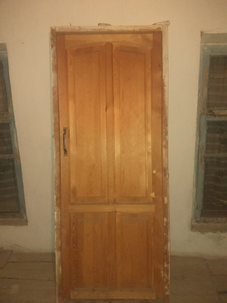 Eshik va rom oynasi bilan