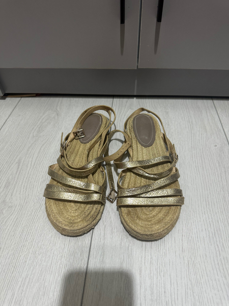 Босоножки золотистые Valentino