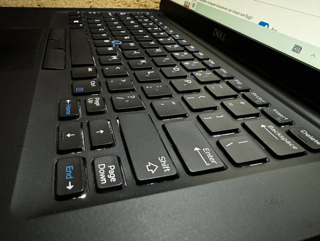 Dell Notebook Core i5-8660U 8/256sdd