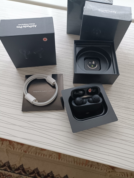 Наушники AirPods Pro (черные и белые)
