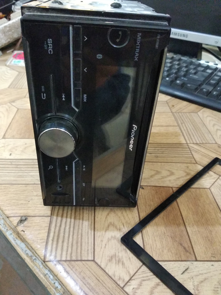 Магнитола Pioneer.