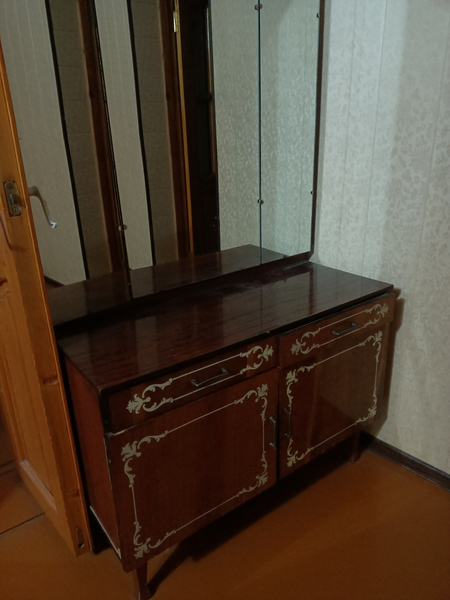 Продаётся трюмо б/у