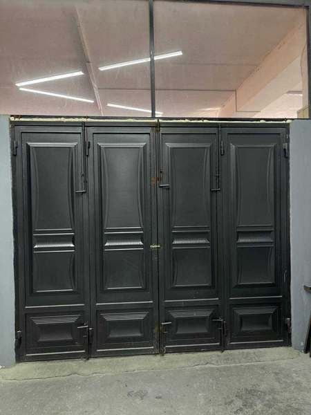 Срочно продаются ворота с дверью 3*2,50