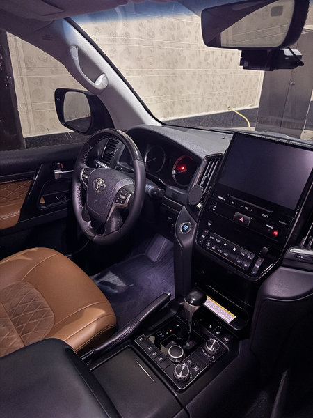 Toyota Land Cruiser LC200 v8