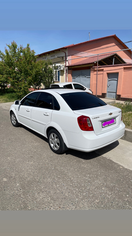 Gentra avtomat sotiladi