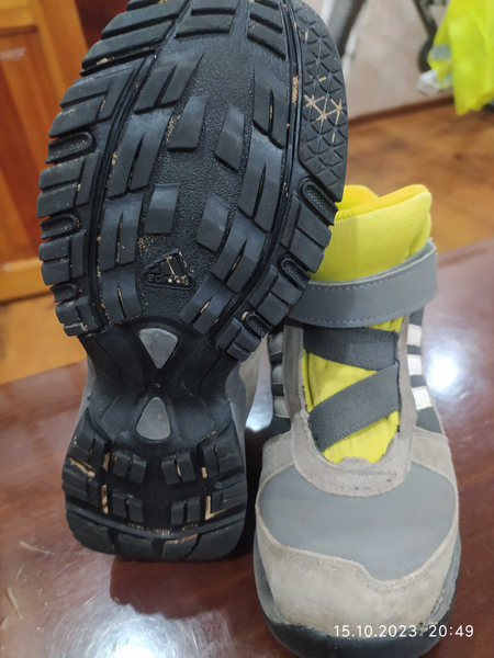 Детские зимние ботинки от фирмы Adidas индонезия.33 раз.Не промокают
