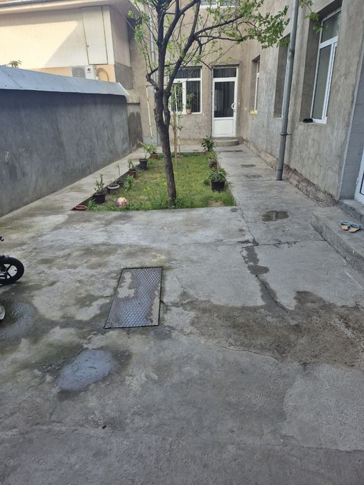 Uy sotiladi 2 etajli fasad 24m Eni 11m makler siz