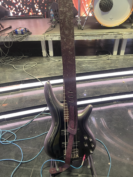 Bass gitara sotiladi