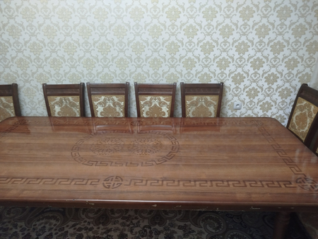 Stol va 12ta stul kamplekt sotiladi holati yaxshi