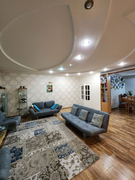 Банковская квартира м.Новза за мечетью Новза, кв-ал И-24, 140м² 4/3/4.