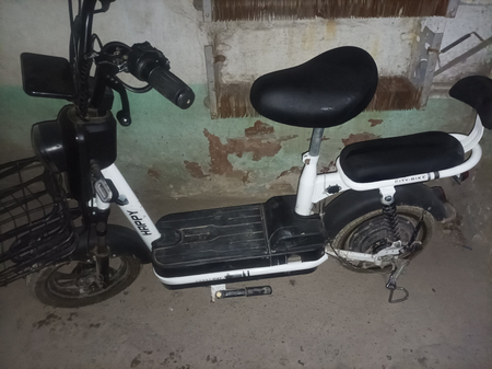 Yangi hali kop yurmagan yaxwi tutilgan skuter