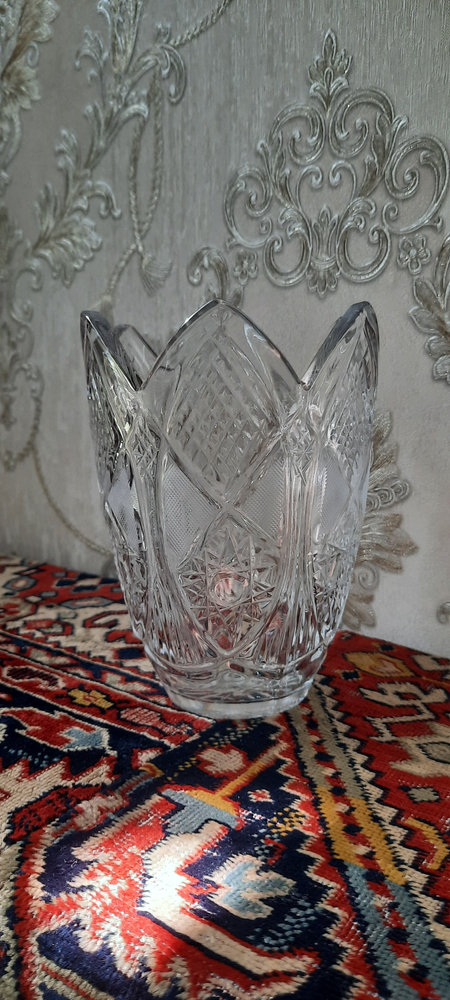 Продаю хрустальную вазу.