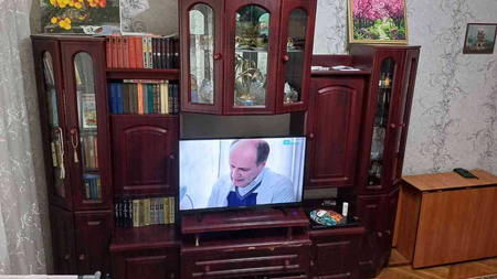 продается стенка и стол книга