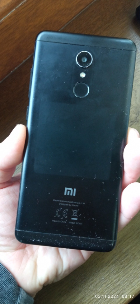 Продаются redmi 5 mi.  Работает отлично 16 гб