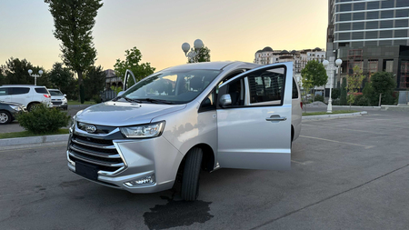JAC M4 11o'rinli mikroavtobus shegirmede harid qilin