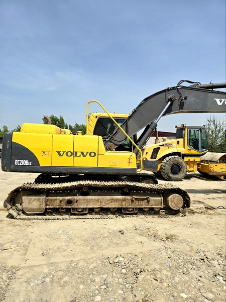 Volvo 210 Sotiladi ekskavator gusenechniy