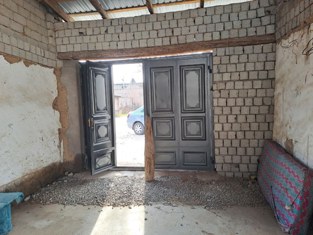 Ер сотилади. Победада  2 + 3 ва 6 сотих.эски уйлари бор.