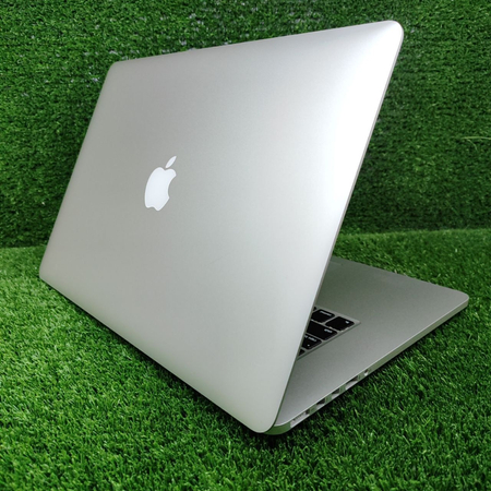 MacBook pro 15 core i7 16gb ssd 500gb