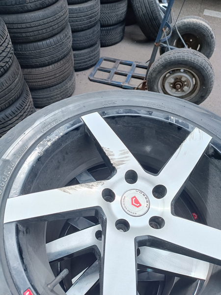 Vossen 5/114 kaptivaga tayyor diska balon xolati ortacha rasmda bor
