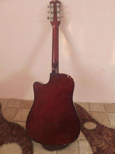 Gitara sotiladi holati yaxshi