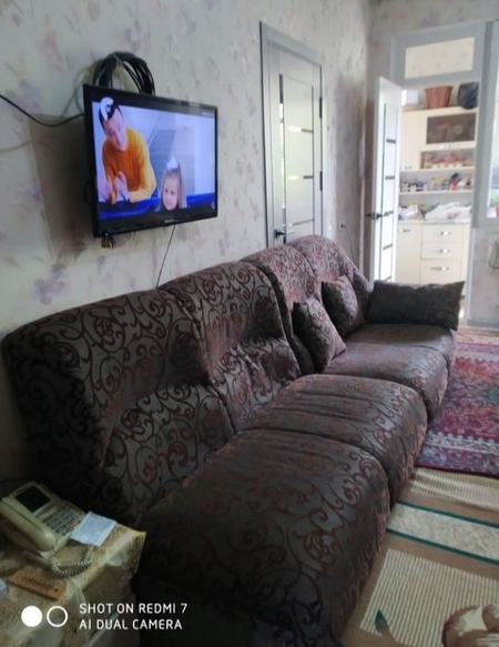 Угольный диван разделяется