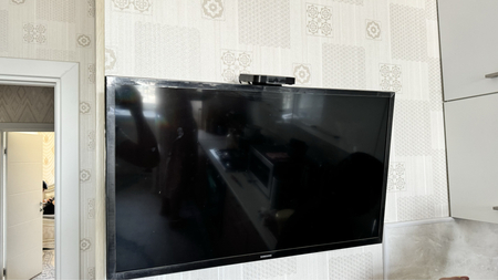 Продается практически новый телевизор Samsung 32грц+в подарок smart tv