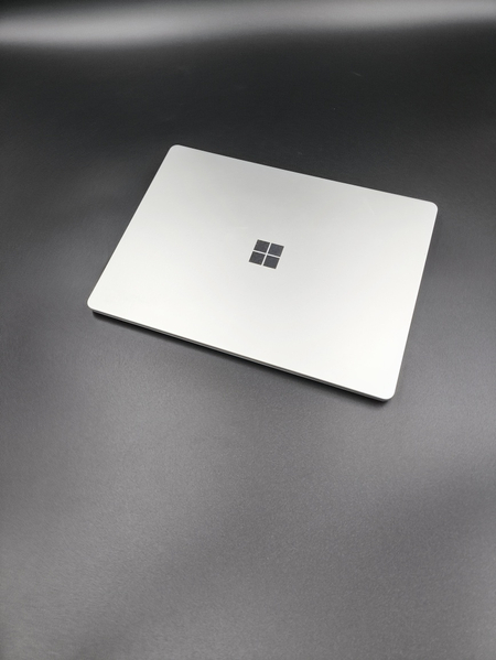 Продам windows surface go в отличном состоянии
