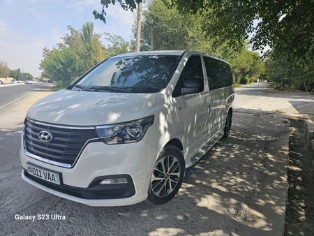 HYUNDAI Starex H-1 Lpi сотилади.
