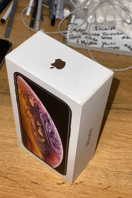 Iphone XS gold 64GB karobkasi bilan dakumenti sotiladi