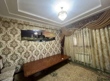 Продается 1-комнатная квартира, переделанная в 2-комнатную, в Юнусабад