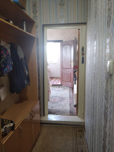 Кора-камиш 2/4да 1 хона 2 хона килинган уй сотилади