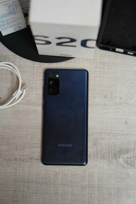 Samsung Galaxy S20 FE (6/128) в отличном состоянии