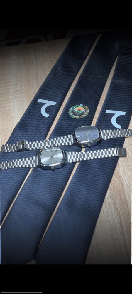 Klassic erkaklar galstugi va soat Casio\\n\\n Galstuk old tomonida Gerb va