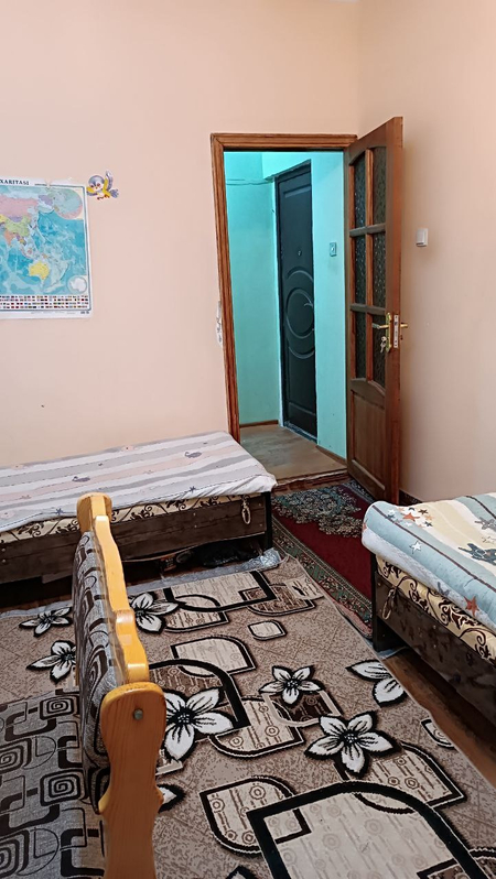 Уй эгаларидан 2 хоналик 1 этаж сомий. Срочно сотилади.