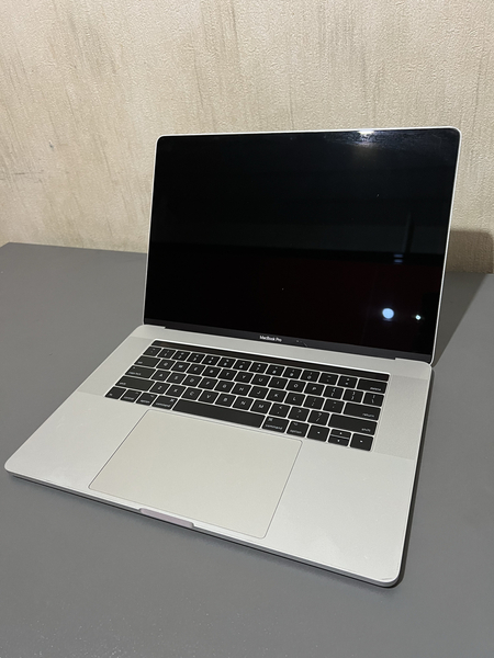 MacBook Pro 15 inch I7 512 GB