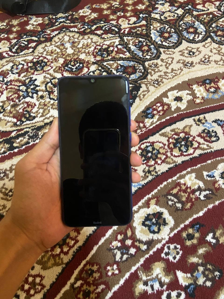 Redmi not 8 xolati yaxshi aybi burchagida kichik singan joyi bor
