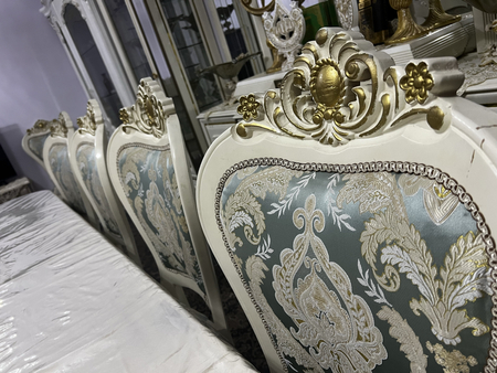 Продаю стол на 12 персон со стульями 12 шт