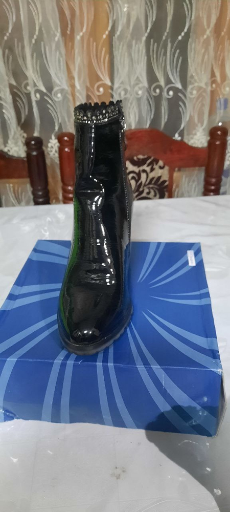 Ayollar oyoq kiyimi sotiladi