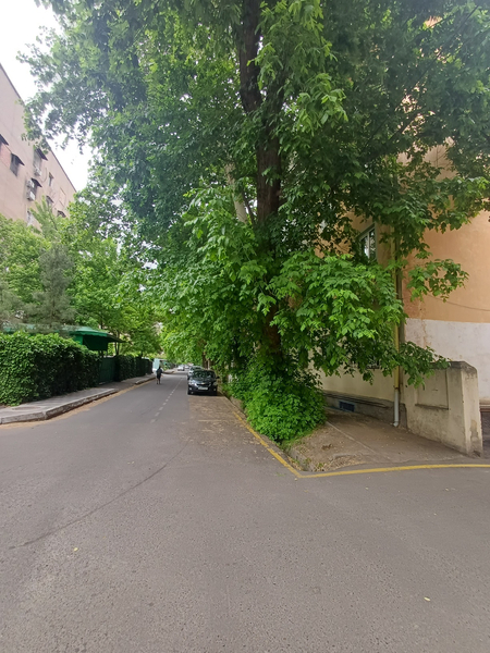 Продаётся 3-х комнатная квартира в центре города.