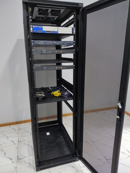 Коммутационный шкаф с сетевым оборудованием для LAN