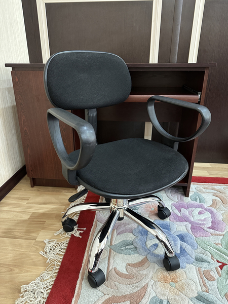 Письменный стол и кресло в хорошем состоянии (вместе и по отдельности)