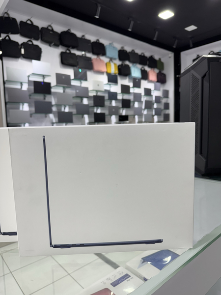 MacBook Air 13 M3 8/256  Yengi