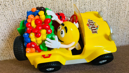 Диспенсер m&m колеса крутиться .