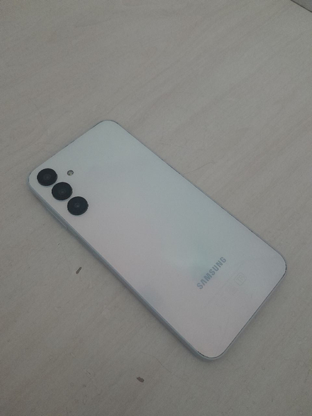 Samsung a15 8+8/256 gb li 5G ideal xolatta ayni yoq obmenam bor