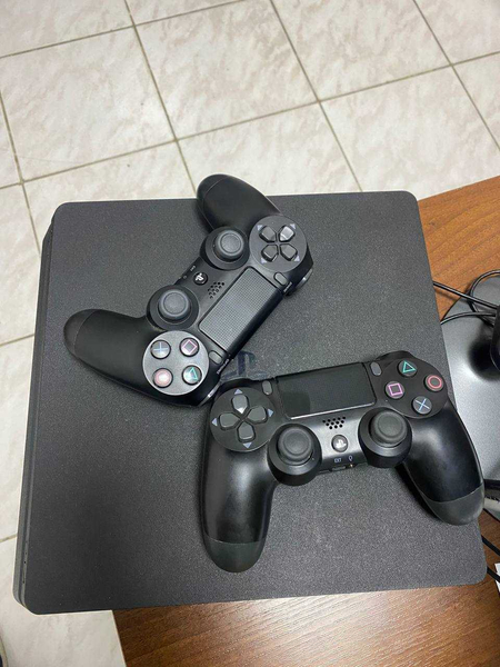 Play station 4 sotiladi